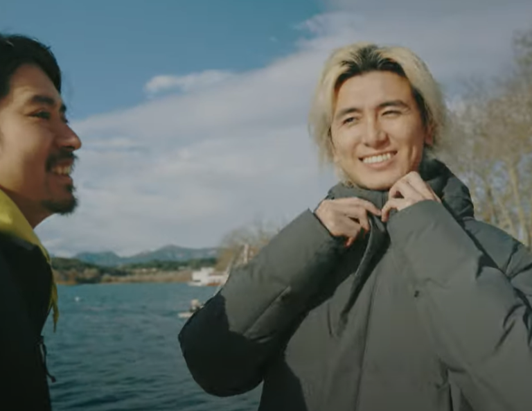 【いろはす】藤井風CMのロケ地はどこ？「真っ白」なパーカーのブランドは？ | mashikorog